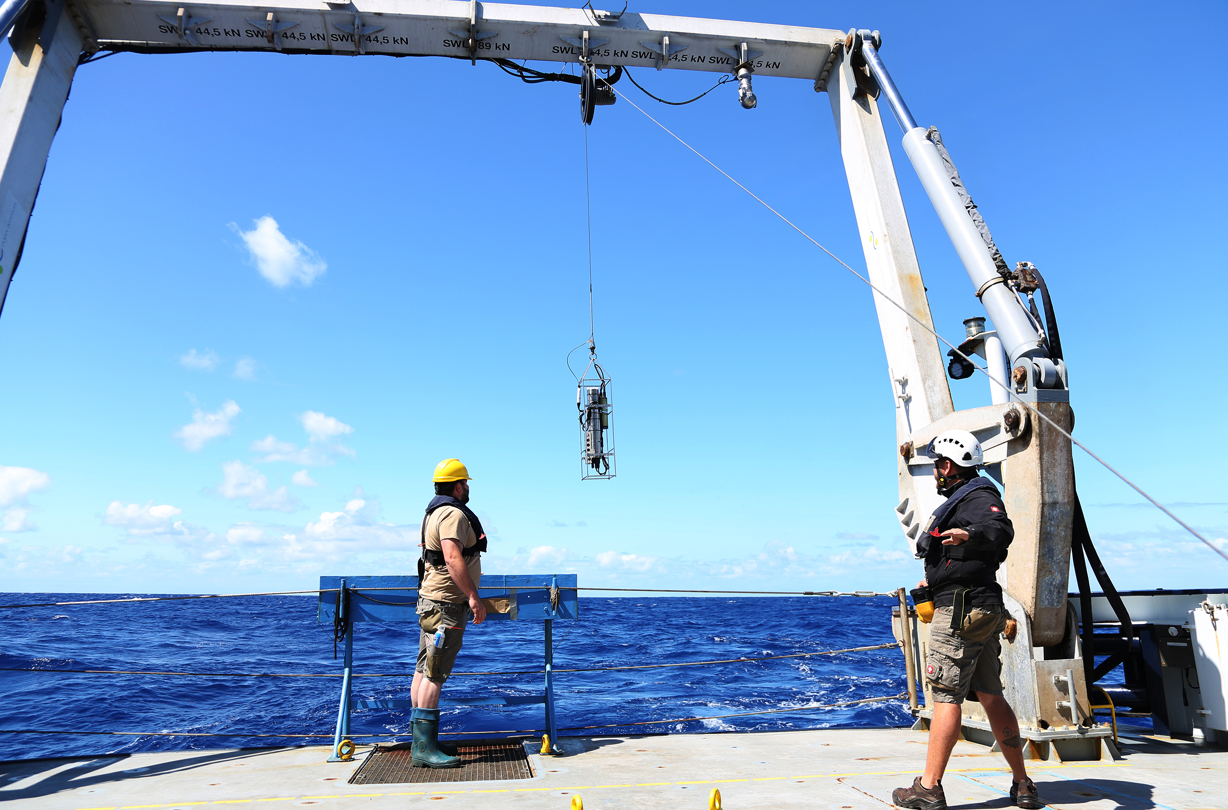 Exploring Fronts with Multiple Robots - Schmidt Ocean Institute
