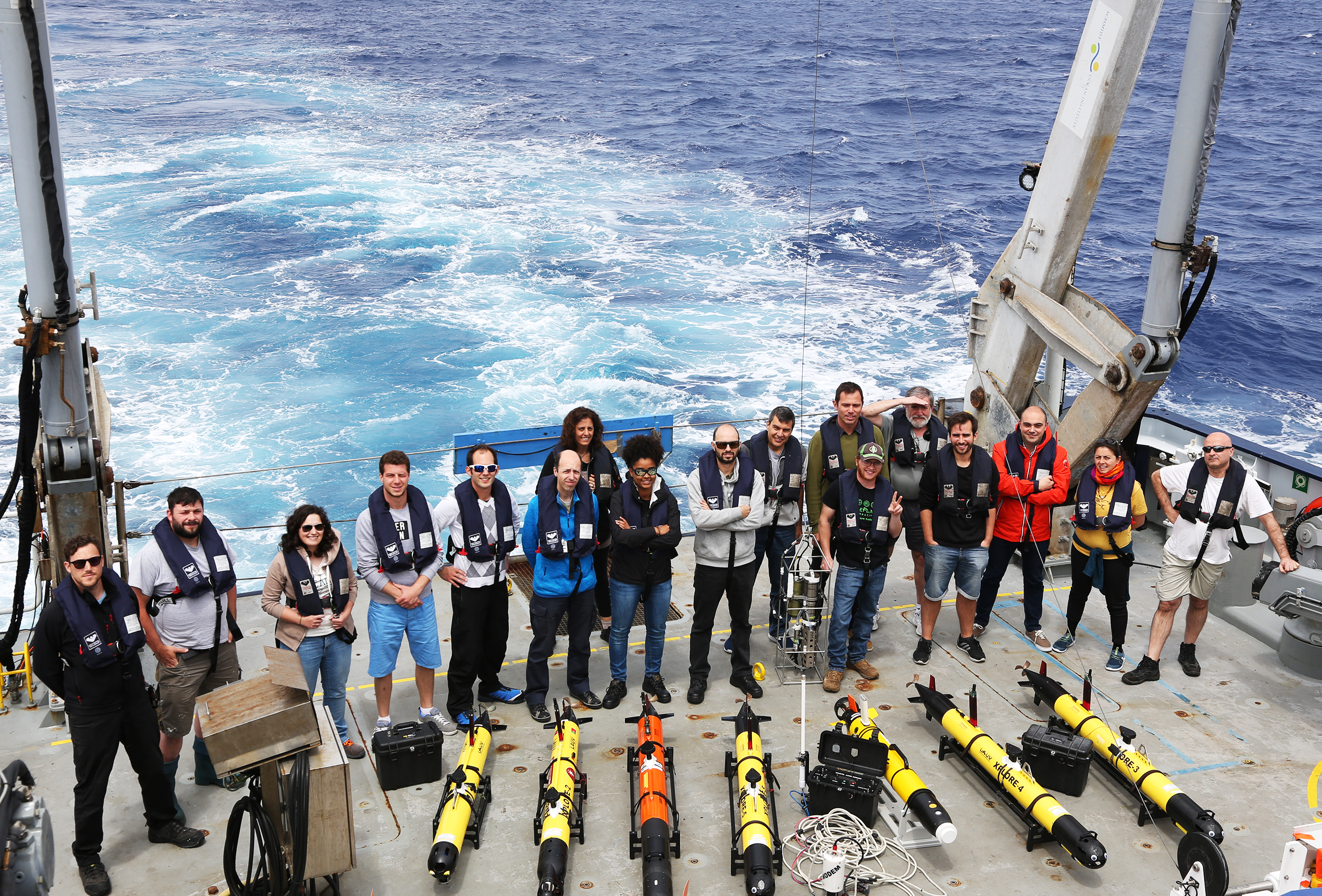 Exploring Fronts with Multiple Robots - Schmidt Ocean Institute