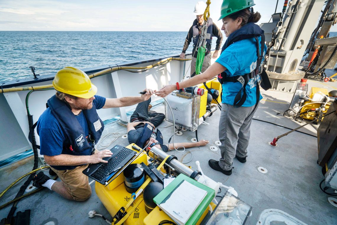 Bringing the Lab to the Field - Schmidt Ocean Institute