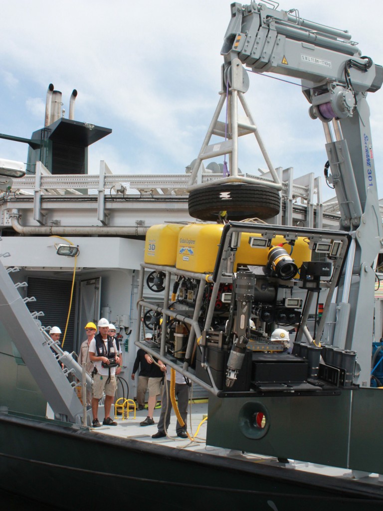 Research vessel Falkor prepares for ROV operations at sea - Schmidt ...
