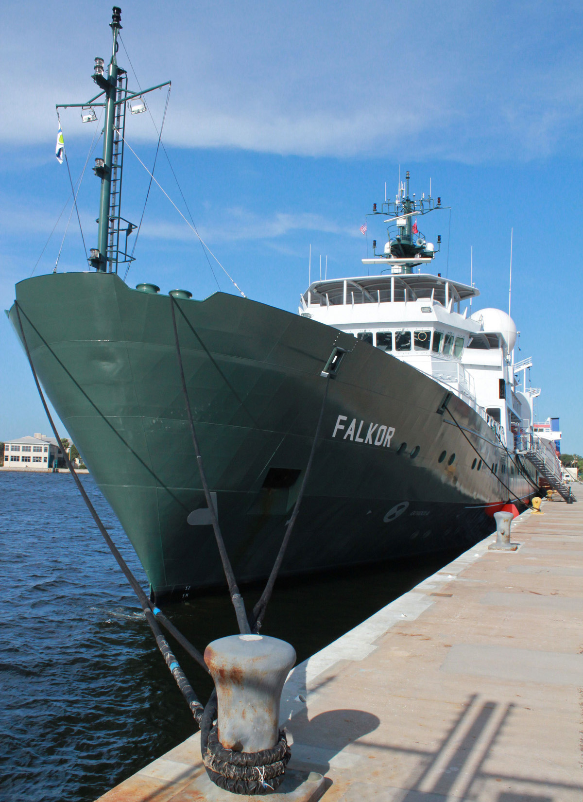 Research vessel Falkor prepares for ROV operations at sea - Schmidt ...
